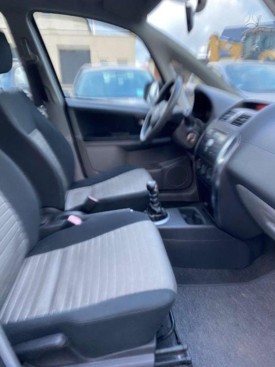 White Suzuki SX4 2009 in Birzai, with an engine capacity of 1.56 L and mileage of 259 thousand km for 2450 €, photo 13 on AUTOMOTO.COM.LV