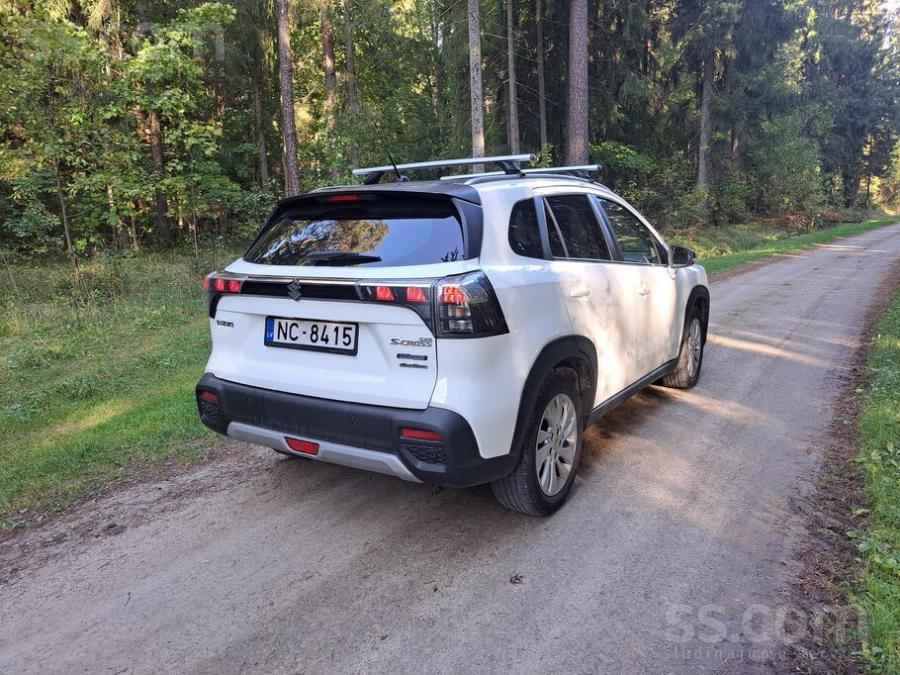 White Suzuki SX4 2022 in Riga, with an engine capacity of 1.40 L and mileage of 133 thousand km for 18700 €, photo 5 on AUTOMOTO.COM.LV