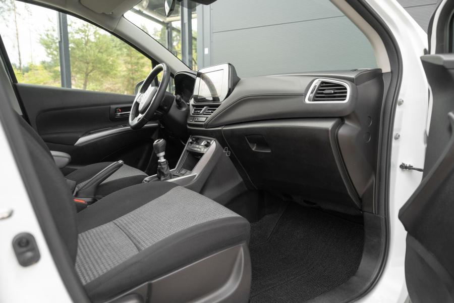White Suzuki SX4 2023 in Vilnius, with an engine capacity of 1.40 L and mileage of 159 thousand km for 14950 €, photo 18 on AUTOMOTO.COM.LV