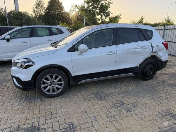 White Suzuki SX4 2018 in Siauliai, with an engine capacity of 1.00 L and mileage of 67 thousand km for 4200 €, photo 4 on AUTOMOTO.COM.LV