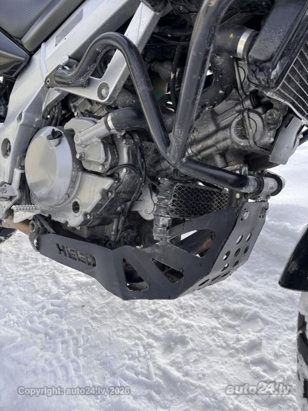 Melns Suzuki V-Strom 650 2004 Tallina, ar dzinēja tilpumu 0.65 L un nobraukumu 57 tūkst. km par 2990 €, foto 11 vietnē AUTOMOTO.COM.LV