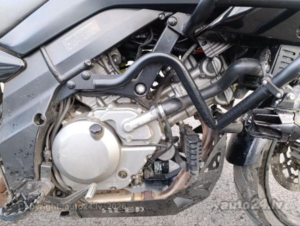 Melns Suzuki V-Strom 650 2005 Tallina, ar dzinēja tilpumu 0.65 L un nobraukumu 40 tūkst. km par 3500 €, foto 5 vietnē AUTOMOTO.COM.LV