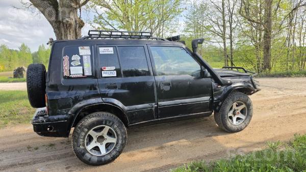 Black Suzuki Vitara 1996 in Madona, with an engine capacity of 2.00 L and mileage of 220 thousand km for 1900 €, photo 2 on AUTOMOTO.COM.LV