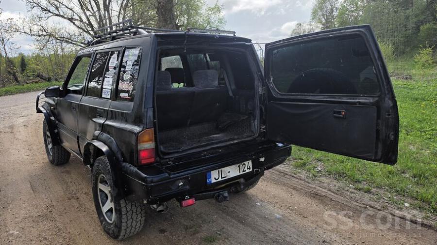 Black Suzuki Vitara 1996 in Madona, with an engine capacity of 2.00 L and mileage of 220 thousand km for 1900 €, photo 4 on AUTOMOTO.COM.LV