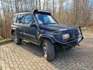 Melns Suzuki Vitara 1996 Jūrmala, ar dzinēja tilpumu 2.00 L un nobraukumu 294 tūkst. km par 1300 €, foto  vietnē AUTOMOTO.COM.LV