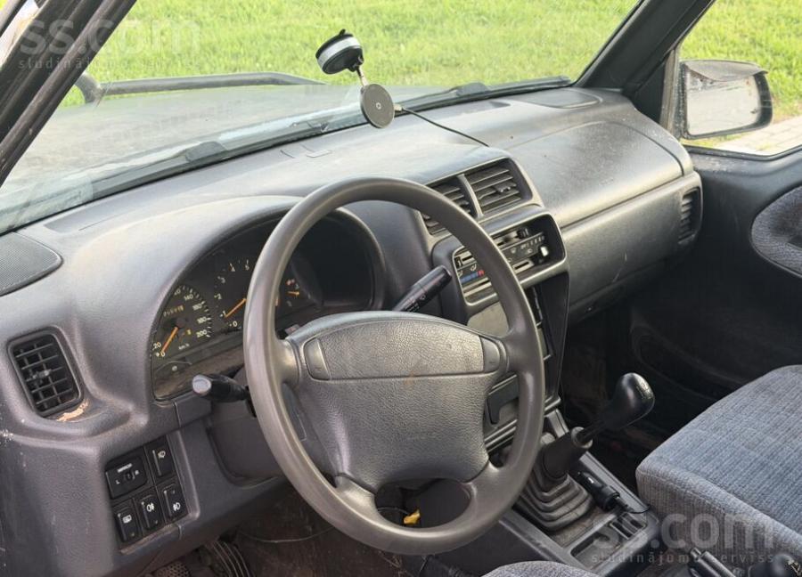 Melns Suzuki Vitara 1996 Rīga, ar dzinēja tilpumu 2.00 L un nobraukumu 295 tūkst. km par 2200 €, foto 3 vietnē AUTOMOTO.COM.LV