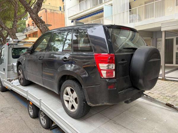Black Suzuki Vitara 2006 in Kaunas, with an engine capacity of 1.91 L and mileage of 155 thousand km for 2450 €, photo 6 on AUTOMOTO.COM.LV