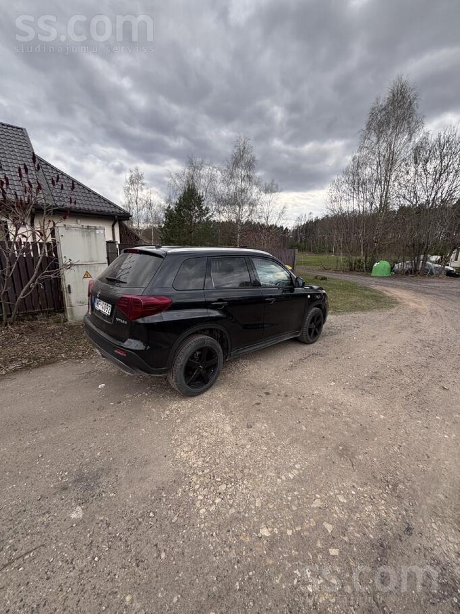 Black Suzuki Vitara 2020 in Riga, with an engine capacity of 1.40 L and mileage of 60 thousand km for 14600 €, photo 3 on AUTOMOTO.COM.LV