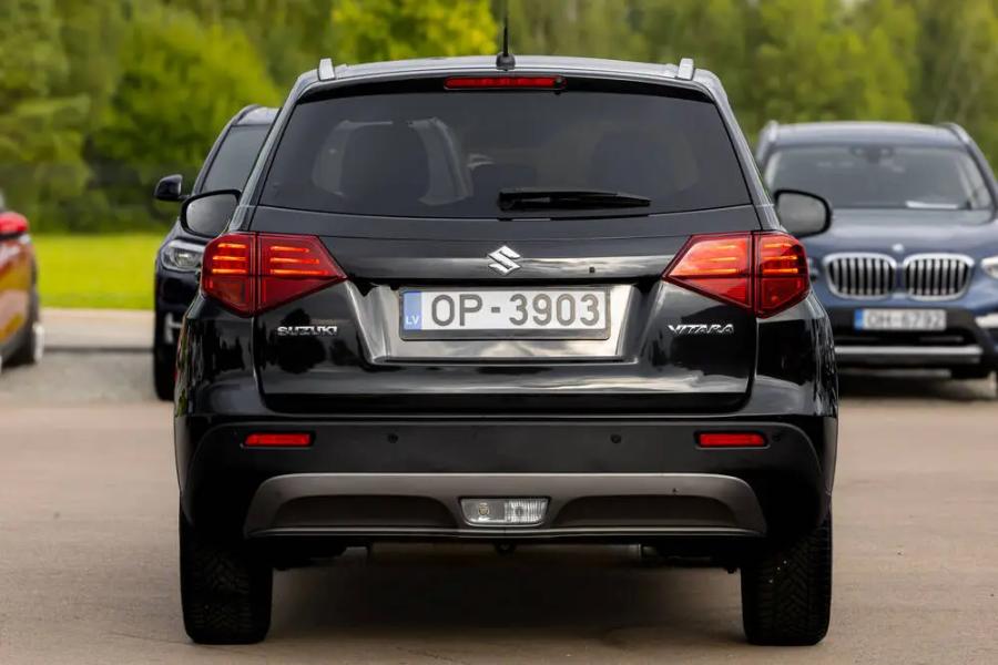 Black Suzuki Vitara 2020 in Jelgava, with an engine capacity of 1.40 L and mileage of 174 thousand km for 13900 €, photo 6 on AUTOMOTO.COM.LV