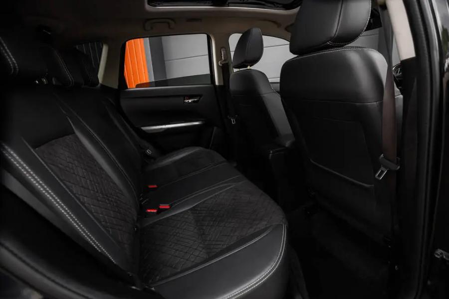 Black Suzuki Vitara 2020 in Jelgava, with an engine capacity of 1.40 L and mileage of 174 thousand km for 13900 €, photo 11 on AUTOMOTO.COM.LV