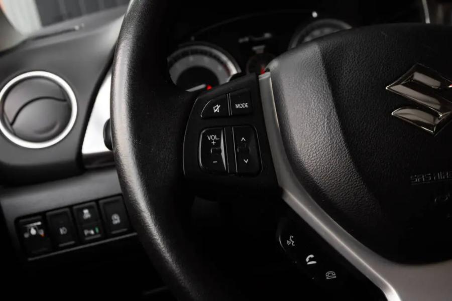Black Suzuki Vitara 2020 in Jelgava, with an engine capacity of 1.40 L and mileage of 174 thousand km for 13900 €, photo 28 on AUTOMOTO.COM.LV