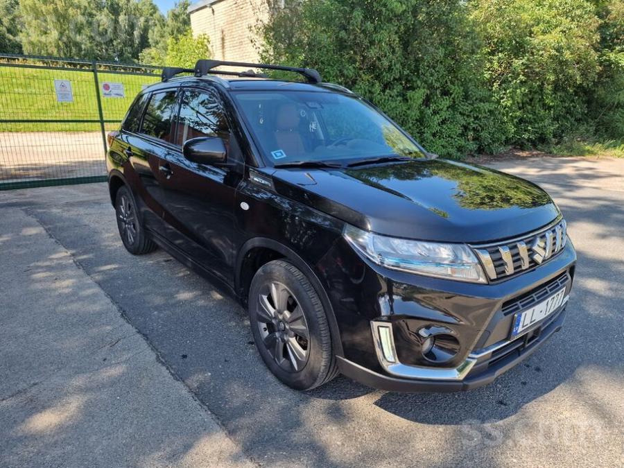 Black Suzuki Vitara 2023 in Riga, with an engine capacity of 1.40 L and mileage of 16 thousand km for 19990 €, photo 3 on AUTOMOTO.COM.LV