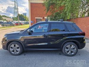 Black Suzuki Vitara 2023 in Riga, with an engine capacity of 1.40 L and mileage of 16 thousand km for 19990 €, photo 5 on AUTOMOTO.COM.LV