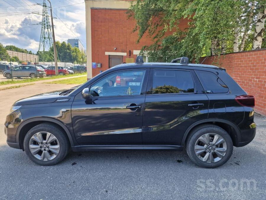 Black Suzuki Vitara 2023 in Riga, with an engine capacity of 1.40 L and mileage of 16 thousand km for 19990 €, photo 5 on AUTOMOTO.COM.LV