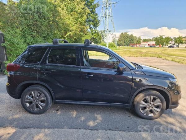 Melns Suzuki Vitara 2023 Rīga, ar dzinēja tilpumu 1.40 L un nobraukumu 16 tūkst. km par 19990 €, foto 3 vietnē AUTOMOTO.COM.LV