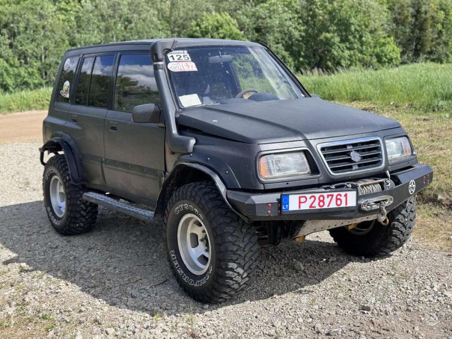 Green Suzuki Vitara 1995 in Kaunas, with an engine capacity of 2.00 L and mileage of 215 thousand km for 4550 €, photo 1 on AUTOMOTO.COM.LV