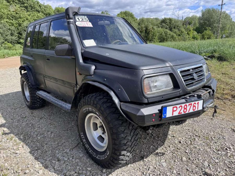 Green Suzuki Vitara 1995 in Kaunas, with an engine capacity of 2.00 L and mileage of 215 thousand km for 4550 €, photo 3 on AUTOMOTO.COM.LV