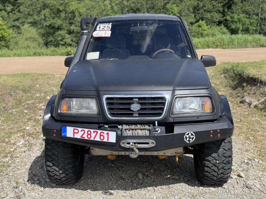 Green Suzuki Vitara 1995 in Kaunas, with an engine capacity of 2.00 L and mileage of 215 thousand km for 4550 €, photo 4 on AUTOMOTO.COM.LV