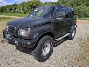 Green Suzuki Vitara 1995 in Kaunas, with an engine capacity of 2.00 L and mileage of 215 thousand km for 4550 €, photo 5 on AUTOMOTO.COM.LV