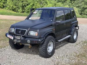 Green Suzuki Vitara 1995 in Kaunas, with an engine capacity of 2.00 L and mileage of 215 thousand km for 4550 €, photo 6 on AUTOMOTO.COM.LV