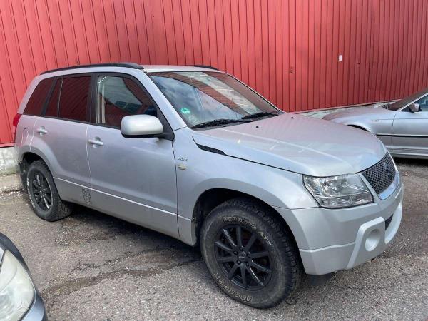 Pelēks Suzuki Vitara 2006 Viļņa, ar dzinēja tilpumu 2.00 L un nobraukumu 280 tūkst. km par 2500 €, foto 2 vietnē AUTOMOTO.COM.LV