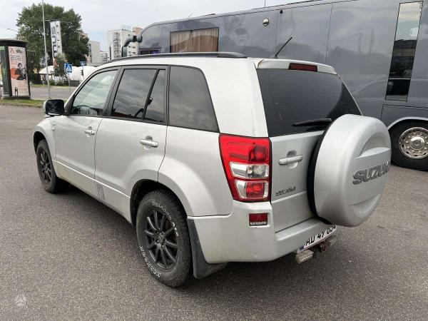 Grey Suzuki Vitara 2006 in Vilnius, with an engine capacity of 1.91 L and mileage of 340 thousand km for 1990 €, photo 4 on AUTOMOTO.COM.LV