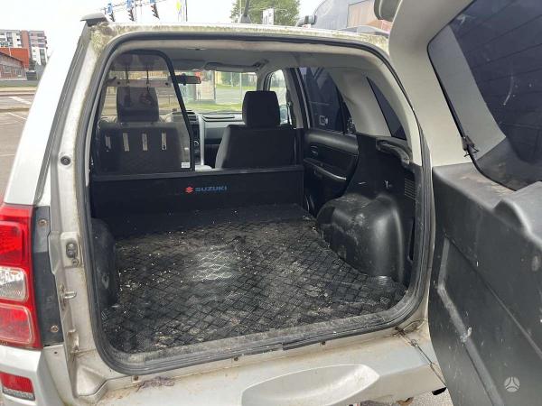 Grey Suzuki Vitara 2006 in Vilnius, with an engine capacity of 1.91 L and mileage of 340 thousand km for 1990 €, photo 6 on AUTOMOTO.COM.LV
