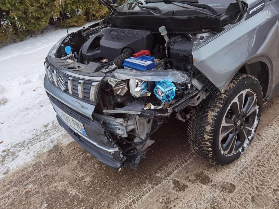Grey Suzuki Vitara 2019 in Kaunas, with an engine capacity of 1.37 L and mileage of 200 thousand km for 6800 €, photo 27 on AUTOMOTO.COM.LV