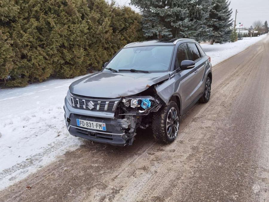 Grey Suzuki Vitara 2019 in Kaunas, with an engine capacity of 1.37 L and mileage of 200 thousand km for 6800 €, photo 33 on AUTOMOTO.COM.LV