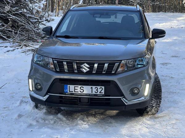 Grey Suzuki Vitara 2019 in Vilnius, with an engine capacity of 1.37 L and mileage of 106 thousand km for 14999 €, photo 1 on AUTOMOTO.COM.LV