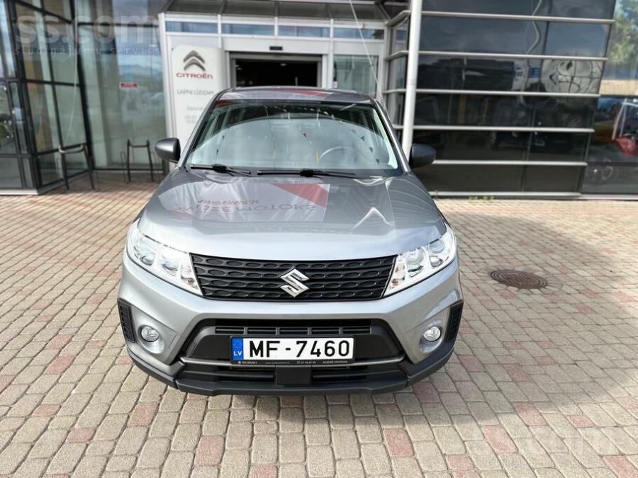 Grey Suzuki Vitara 2019 in Riga, with an engine capacity of 1.00 L and mileage of 65 thousand km for 9700 €, photo 3 on AUTOMOTO.COM.LV