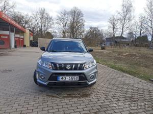 Grey Suzuki Vitara 2020 in Riga, with an engine capacity of 1.40 L and mileage of 58 thousand km for 15300 €, photo 1 on AUTOMOTO.COM.LV