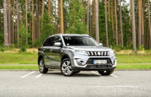 Pelēks Suzuki Vitara 2022 Rīga, ar dzinēja tilpumu 1.40 L un nobraukumu 75 tūkst. km par 14790 €, foto 3 vietnē AUTOMOTO.COM.LV