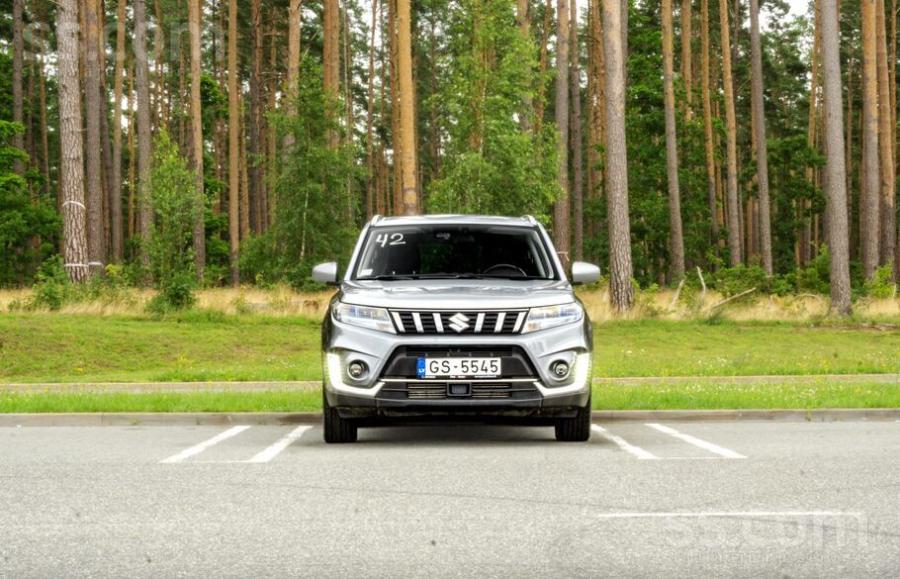 Pelēks Suzuki Vitara 2022 Rīga, ar dzinēja tilpumu 1.40 L un nobraukumu 75 tūkst. km par 14790 €, foto 4 vietnē AUTOMOTO.COM.LV