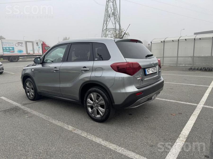 Pelēks Suzuki Vitara 2024 Rīga, ar dzinēja tilpumu 1.40 L un nobraukumu 23 tūkst. km par 20800 €, foto 1 vietnē AUTOMOTO.COM.LV