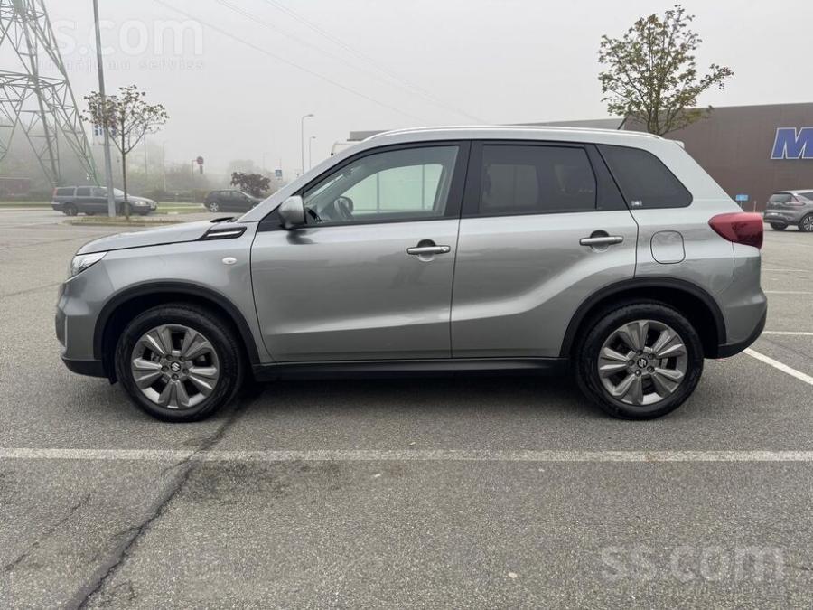 Pelēks Suzuki Vitara 2024 Rīga, ar dzinēja tilpumu 1.40 L un nobraukumu 23 tūkst. km par 20800 €, foto 3 vietnē AUTOMOTO.COM.LV