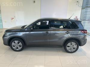 Pelēks Suzuki Vitara 2025 Rīga, ar dzinēja tilpumu 1.40 L un nobraukumu 10 tūkst. km par 26939 €, foto 4 vietnē AUTOMOTO.COM.LV