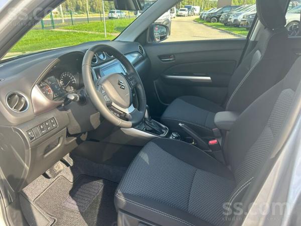 Pelēks Suzuki Vitara 2025 Rīga, ar dzinēja tilpumu 1.40 L un nobraukumu 10 tūkst. km par 26939 €, foto 10 vietnē AUTOMOTO.COM.LV
