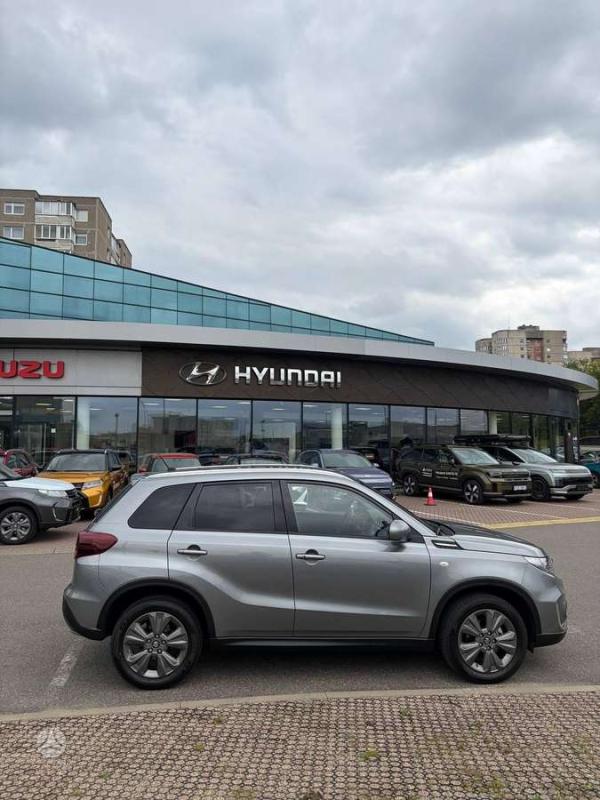 Grey Suzuki Vitara 2025 in Vilnius, with an engine capacity of 1.46 L and mileage of 15 thousand km for 22200 €, photo 1 on AUTOMOTO.COM.LV