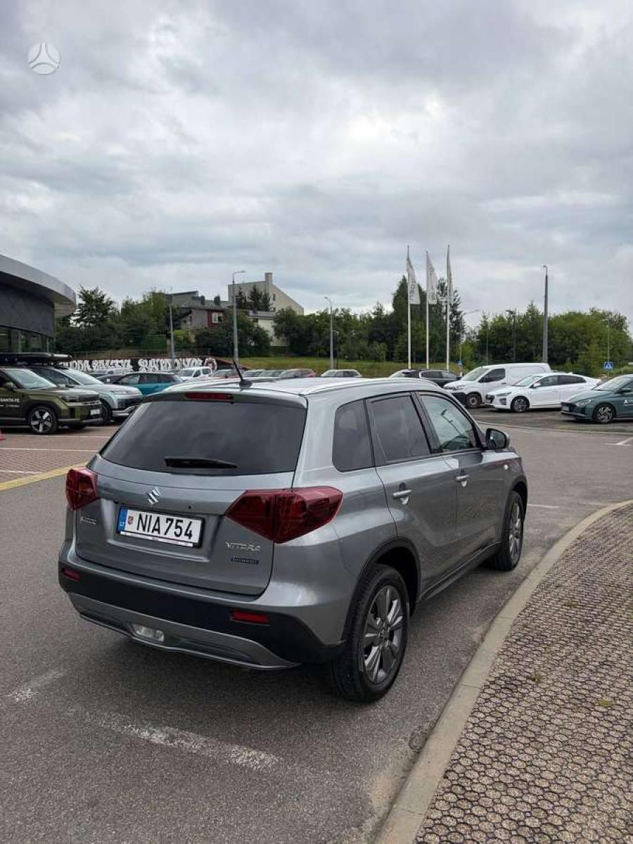 Pelēks Suzuki Vitara 2025 Viļņa, ar dzinēja tilpumu 1.46 L un nobraukumu 15 tūkst. km par 22200 €, foto 3 vietnē AUTOMOTO.COM.LV