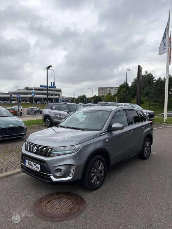 Grey Suzuki Vitara 2025 in Vilnius, with an engine capacity of 1.46 L and mileage of 15 thousand km for 22200 €, photo 3 on AUTOMOTO.COM.LV