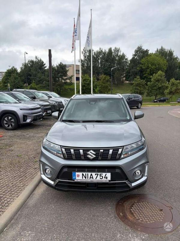 Grey Suzuki Vitara 2025 in Vilnius, with an engine capacity of 1.46 L and mileage of 15 thousand km for 22200 €, photo 4 on AUTOMOTO.COM.LV