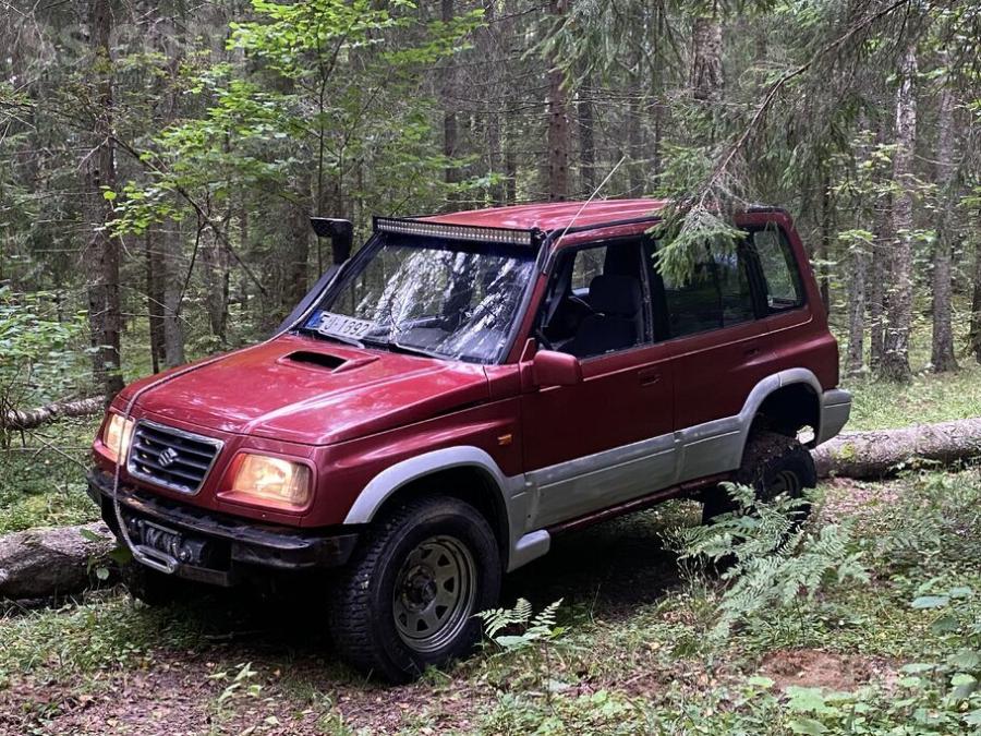 Red Suzuki Vitara 1995 in Riga, with an engine capacity of 2.00 L and mileage of 270 thousand km for 3500 €, photo 3 on AUTOMOTO.COM.LV