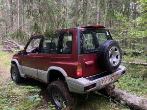 Red Suzuki Vitara 1995 in Riga, with an engine capacity of 2.00 L and mileage of 270 thousand km for 3500 €, photo 4 on AUTOMOTO.COM.LV