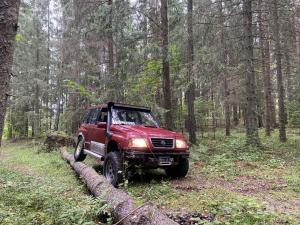 Red Suzuki Vitara 1995 in Riga, with an engine capacity of 2.00 L and mileage of 270 thousand km for 3500 €, photo 5 on AUTOMOTO.COM.LV
