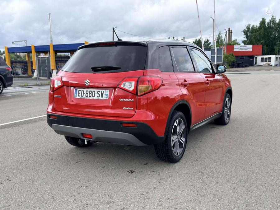 Red Suzuki Vitara 2016 in Panevezys, with an engine capacity of 1.60 L and mileage of 276 thousand km for 9990 €, photo 9 on AUTOMOTO.COM.LV