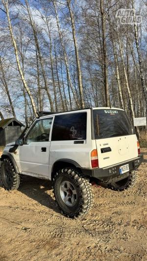 White Suzuki Vitara 2004 in Moletai, with an engine capacity of 1.60 L and mileage of 112 thousand km for 4500 €, photo 7 on AUTOMOTO.COM.LV