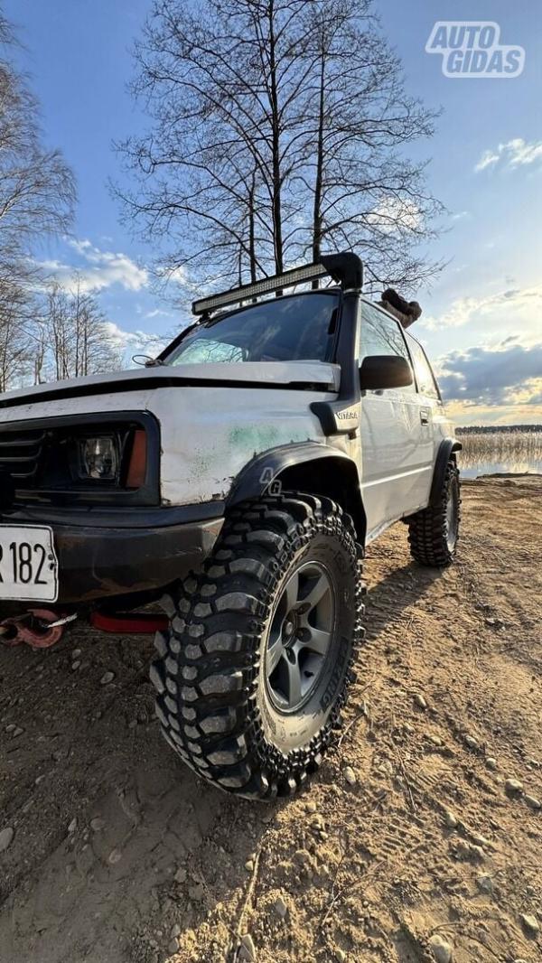 White Suzuki Vitara 2004 in Moletai, with an engine capacity of 1.60 L and mileage of 112 thousand km for 4500 €, photo 7 on AUTOMOTO.COM.LV