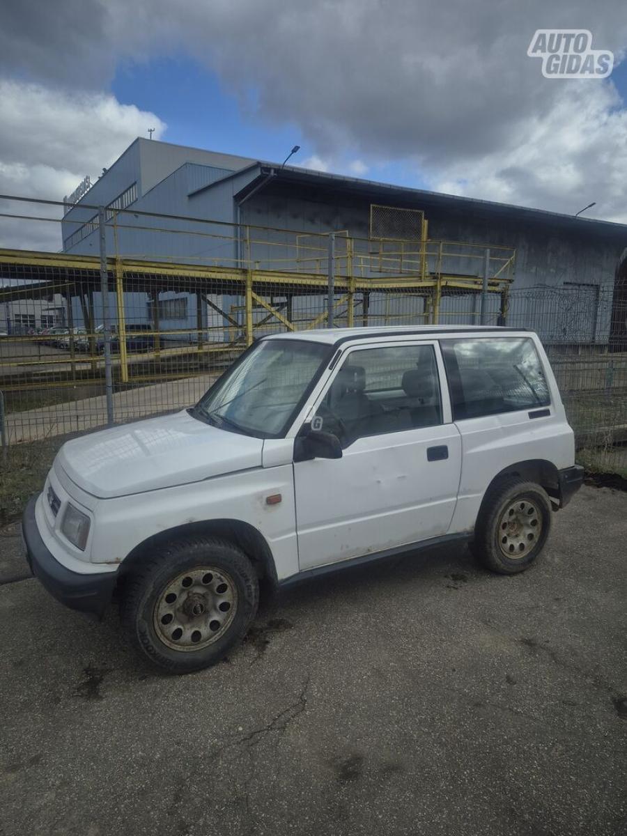White Suzuki Vitara 2004 in Vilnius, with an engine capacity of 1.60 L and mileage of 141 thousand km for 532 €, photo 1 on AUTOMOTO.COM.LV