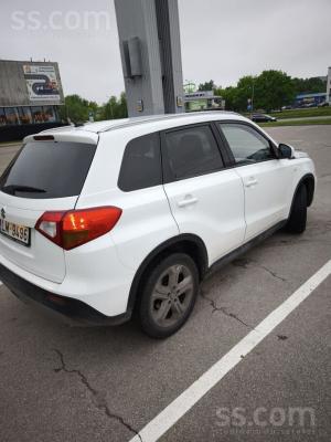 White Suzuki Vitara 2018 in Riga, with an engine capacity of 1.60 L and mileage of 149 thousand km for 10000 €, photo 3 on AUTOMOTO.COM.LV